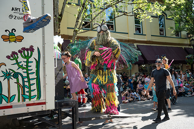 Back, and Forth: Bearded space-fly guy comes in peace